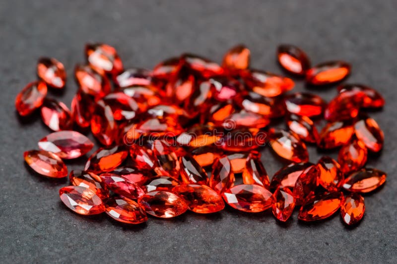 Hart Gevormde Robijn stock foto. Image of juweel, geïsoleerd - 8010760