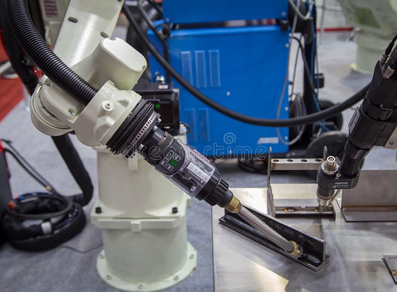 Robot Industrial Para La Soldadura Al Arco Imagen editorial - Imagen de ...