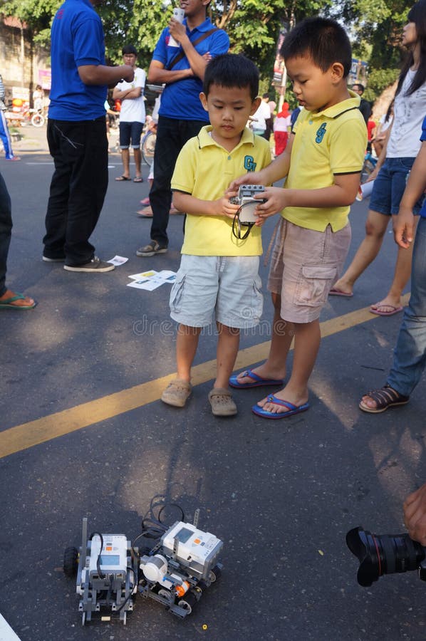 Robot editorial image. Image of street, robot, demostration - 40588220