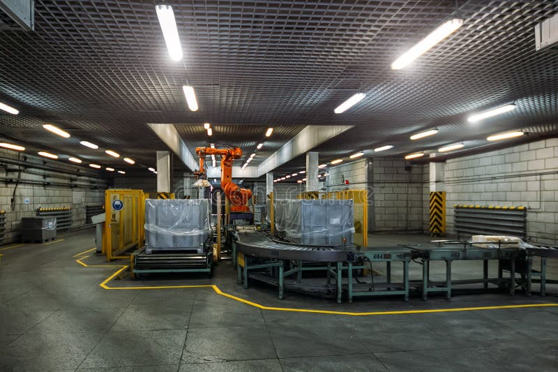 Robot Hand Manipulator Packaging Factory Products from Conveyor into ...