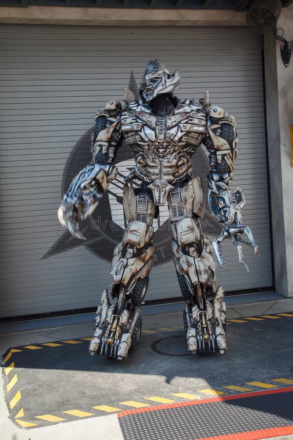 Robot Megatron Transformador En El Parque De Diversiones Universal ...