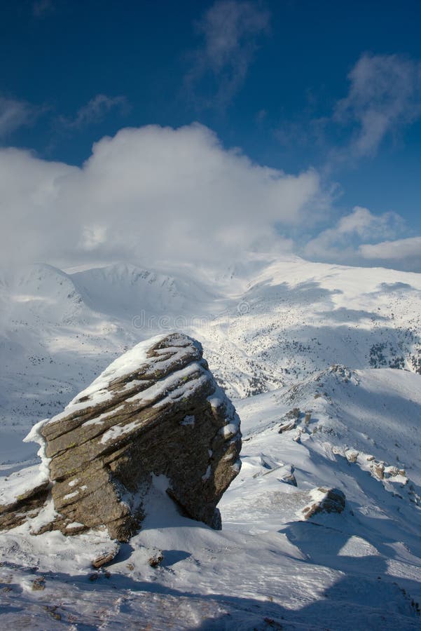 Roca Cubierta Con Nieve Y Niebla Foto de archivo - Imagen de rocas ...