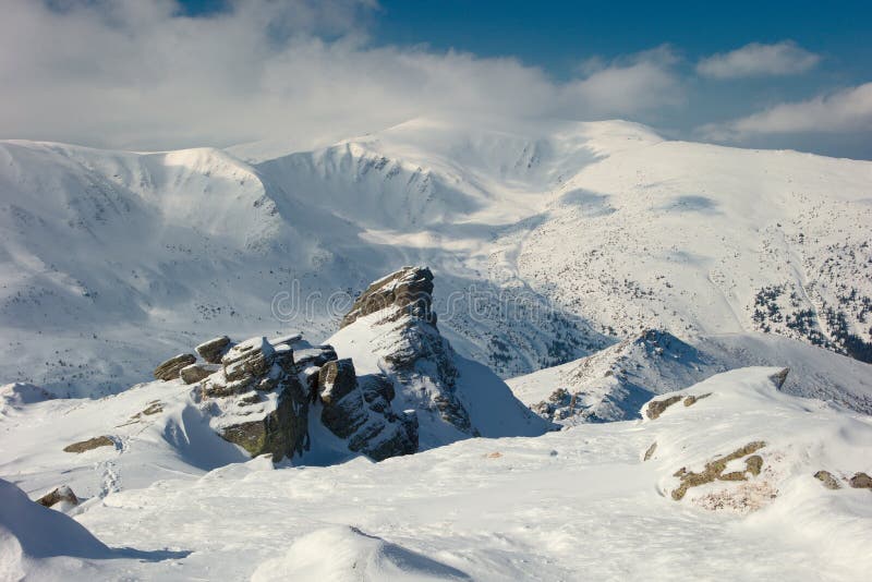 Roca Cubierta Con Nieve Y Niebla Foto de archivo - Imagen de visión ...