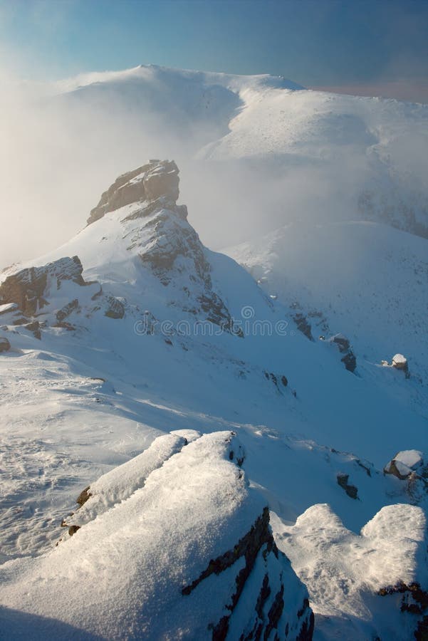 Roca Cubierta Con Nieve Y Niebla Foto de archivo - Imagen de rocas ...