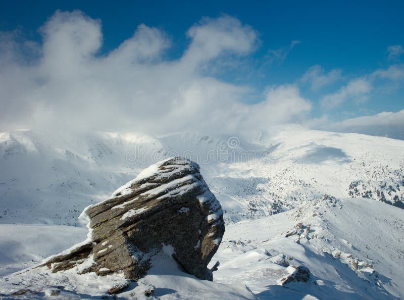 Roca Cubierta Con Nieve Y Niebla Foto de archivo - Imagen de rocas ...