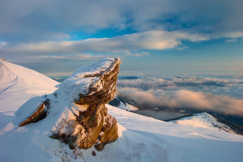 Roca Cubierta Con Nieve Y Niebla Foto de archivo - Imagen de visión ...