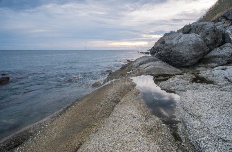 Roca del mar imagen de archivo. Imagen de anaranjado - 30721075
