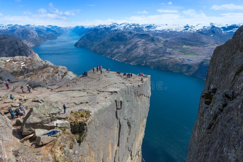Preikestolen, Roca Del Púlpito En Lysefjorden (Noruega) Un T Bien ...