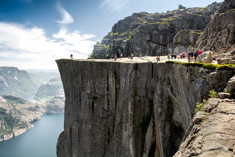 Roca Del Púlpito De Preikestolen Fotografía editorial - Imagen de cubo ...