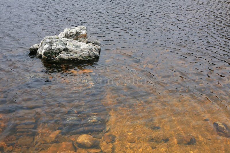Roca en agua imagen de archivo. Imagen de claro, roca - 38117281