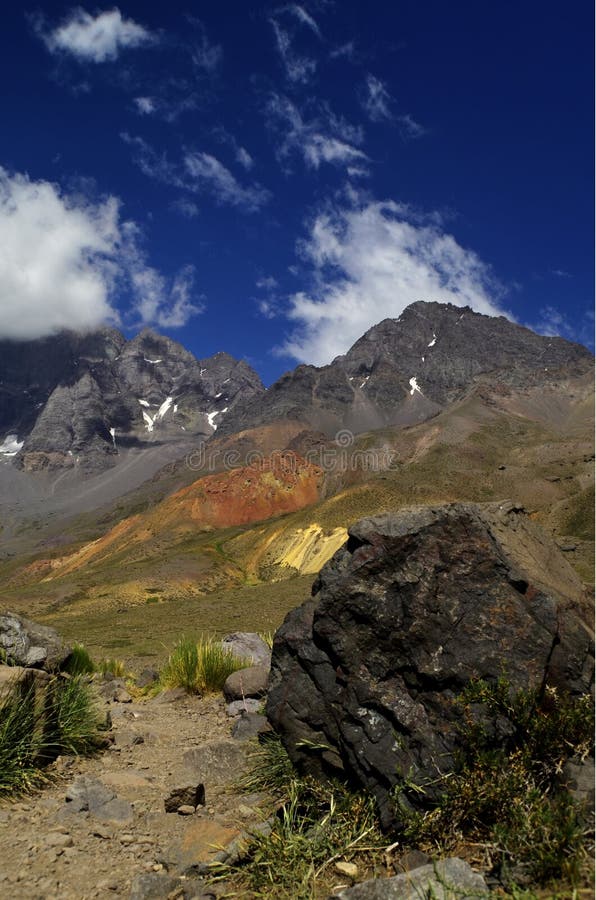 Roca en el camino dos imagen de archivo. Imagen de chileno - 177662833