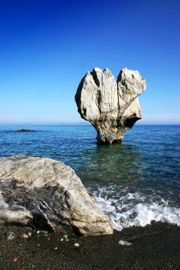 Roca en el mar foto de archivo. Imagen de piedra, verano - 59007028