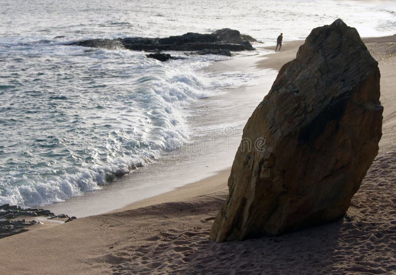 Roca en la playa foto editorial. Imagen de fragmento - 115005536