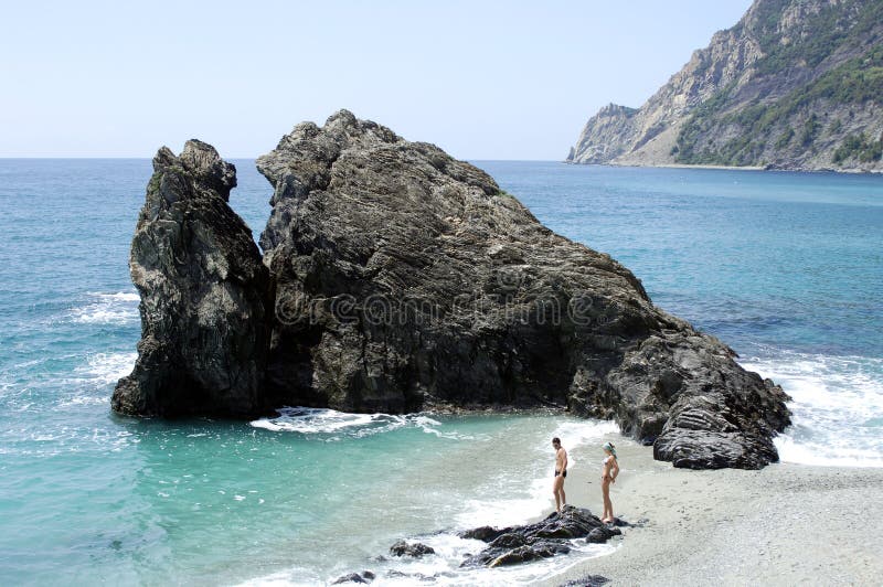 Roca en la playa foto de archivo. Imagen de azul, océano - 1802314
