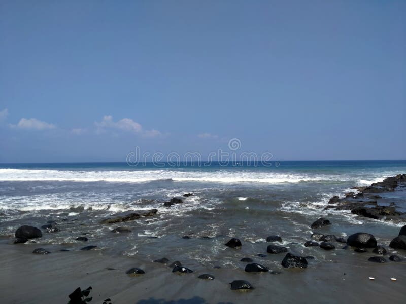 Roca en la playa foto de archivo. Imagen de agua, playa - 221255078