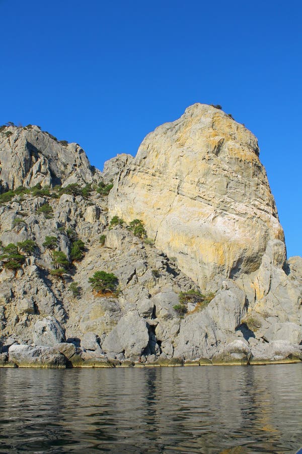 Roca en la playa imagen de archivo. Imagen de ensenada - 29280079