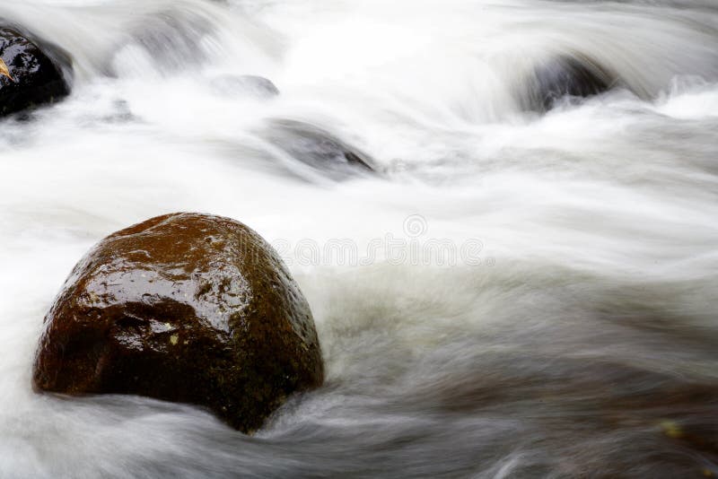 Roca Del Río En El Fondo Blanco Imagen de archivo - Imagen de roca ...