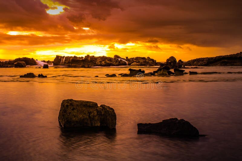 Roca en playa foto de archivo. Imagen de sunset, roca - 113655328