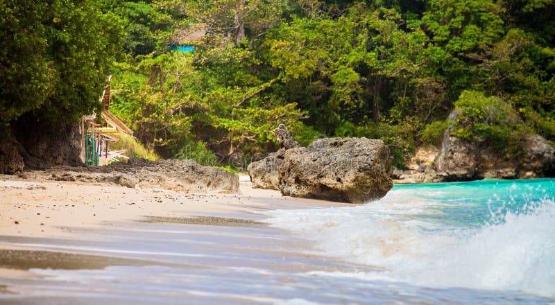 Roca en playa foto de archivo. Imagen de rocas, indio - 92533032