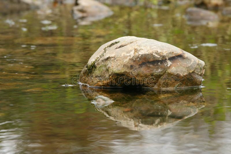 Roca En Una Secuencia Del Agua Foto de archivo - Imagen de tranquilidad ...