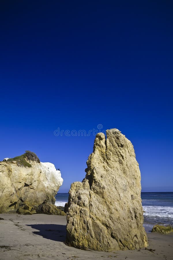 Roca Enorme En La Playa De Malibu Foto de archivo - Imagen de océano ...