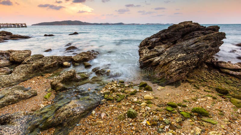 Roca grande foto de archivo. Imagen de coastline, horizonte - 24630356