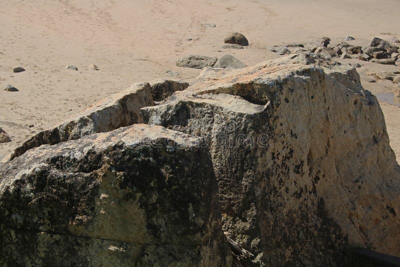 Roca grande en la playa imagen de archivo. Imagen de fondo - 103802833