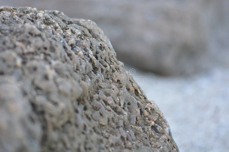 Roca Gris Grande En Una Playa Foto de archivo - Imagen de fondos ...