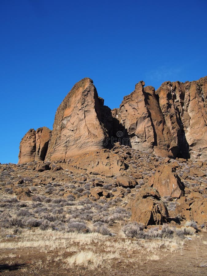 Roca rugosa del fuerte foto de archivo. Imagen de contrastado - 136722836