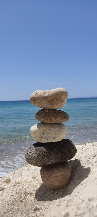 Rocas Apiladas Contra El Mar Foto de archivo - Imagen de azul, hoja ...