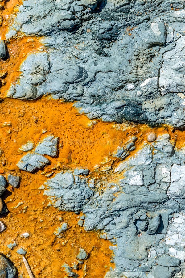 Rocas Azules Con Agua De Color Naranja Foto de archivo - Imagen de ...