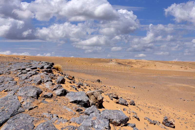 Rocas Del Desierto De Sáhara Imagen de archivo - Imagen de solitario ...