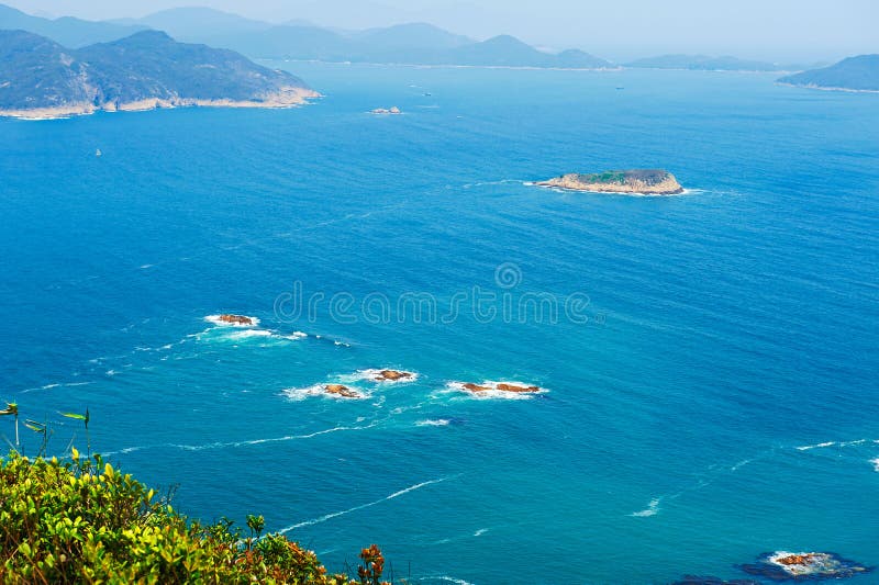 Rocas e islas rojas foto de archivo. Imagen de onda, isla - 42378598