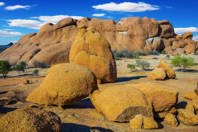 Rocas rojas en el desierto foto de archivo. Imagen de recorrido - 19093554