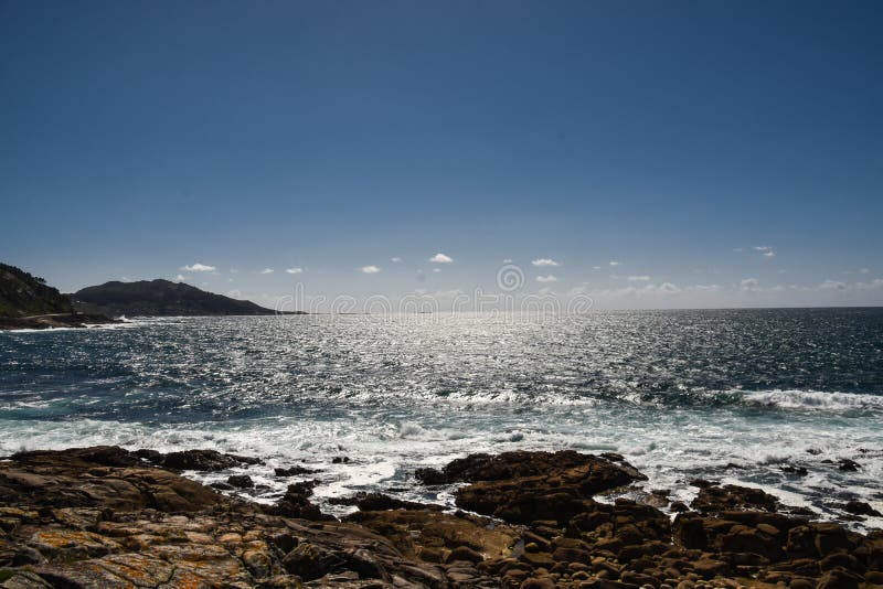 Rocas en el mar imagen de archivo. Imagen de caminata - 93503607