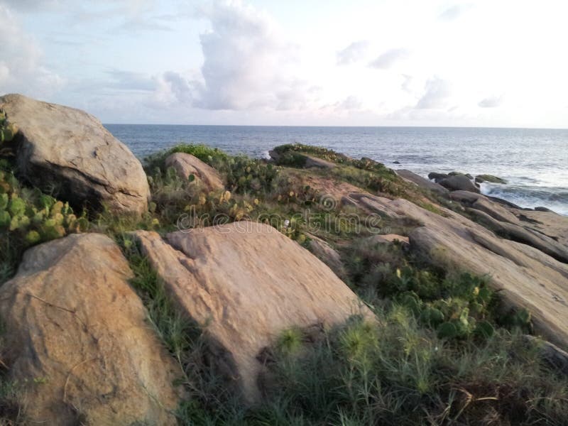 Rocas en la playa foto de archivo. Imagen de marejada - 157264328