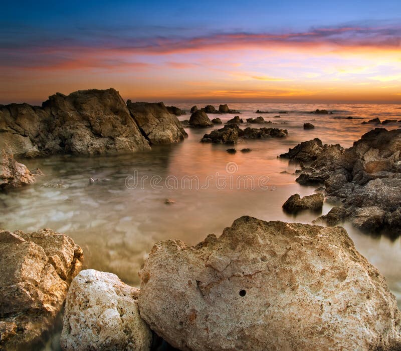 Rocas en la playa foto de archivo. Imagen de azul, orilla - 19981478