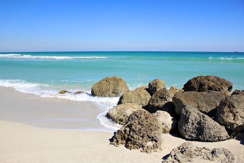 Rocas en la playa imagen de archivo. Imagen de verano - 23646897