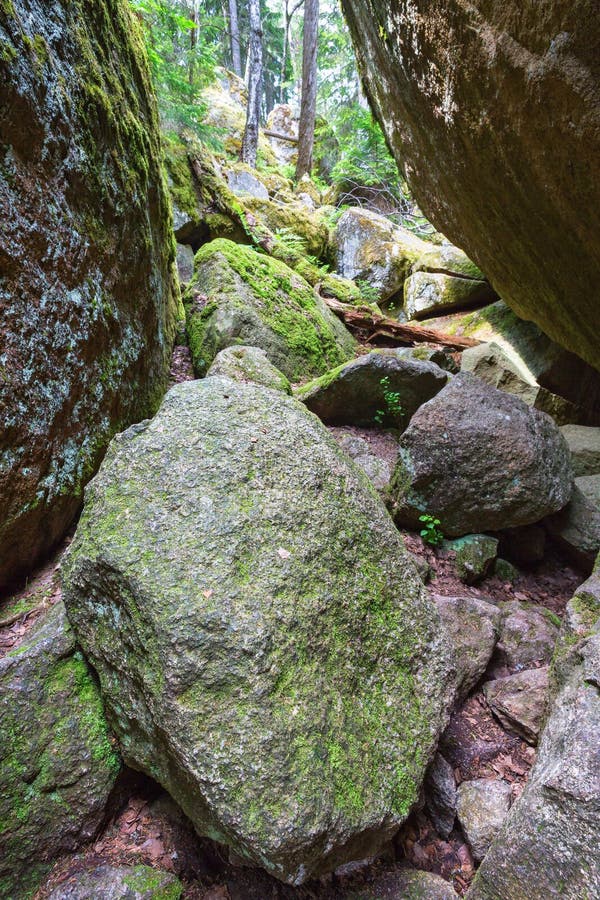Rocas Grandes En La Playa En Ilha De Barreta Portugal Imagen de archivo ...