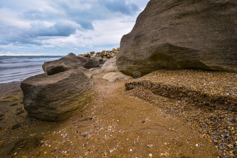 Rocas grandes en costa foto de archivo. Imagen de resaca - 60843838