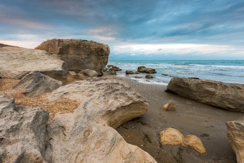 Rocas grandes en costa imagen de archivo. Imagen de marejada - 61082117