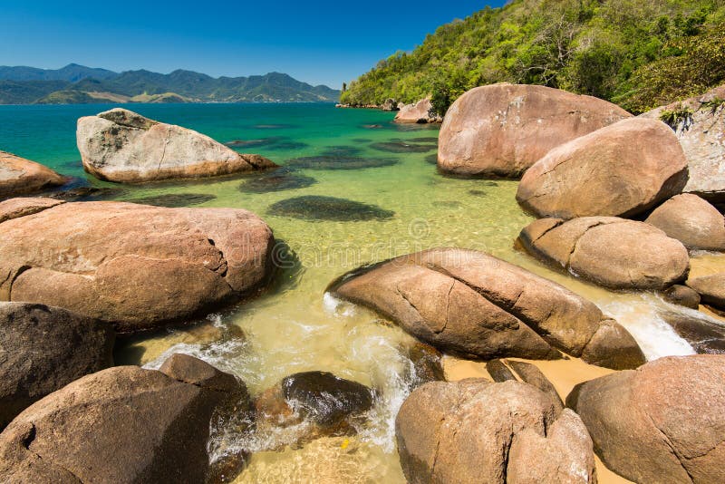 Rocas Grandes En Playa Tropical Foto de archivo - Imagen de playa ...