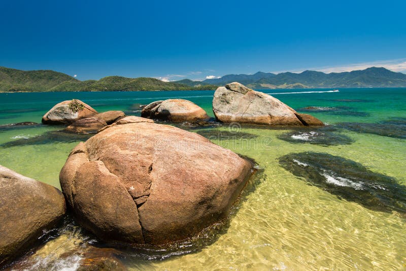 Rocas Grandes En Playa Tropical Imagen de archivo - Imagen de recorrido ...