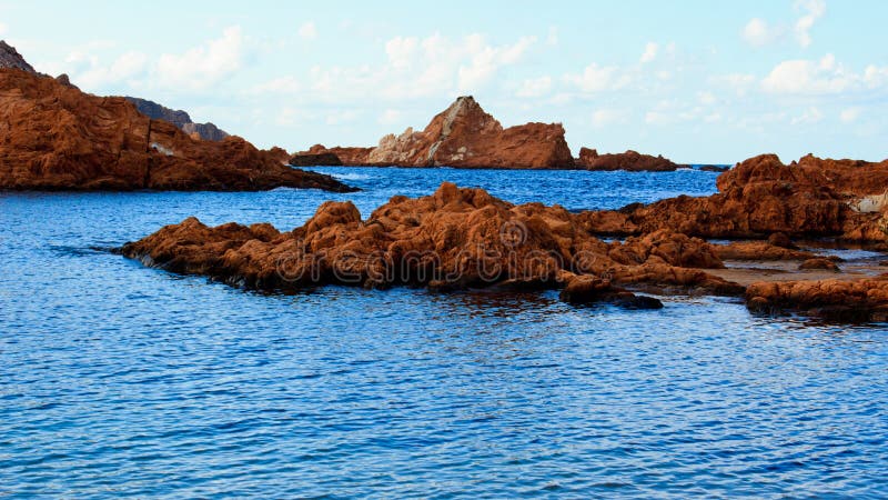 Rocas Hermosas En El Mar Azul Imagen de archivo - Imagen de rocas ...