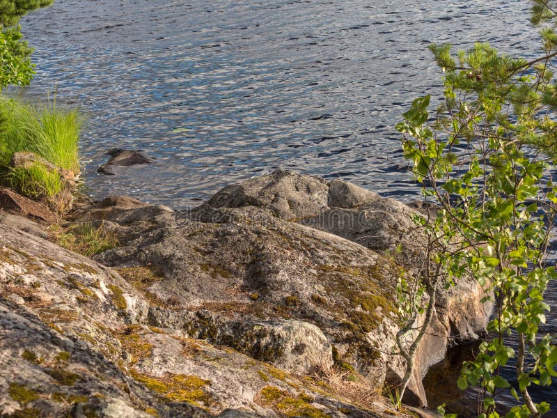 Rocas a orillas del lago foto de archivo. Imagen de costa - 261174454