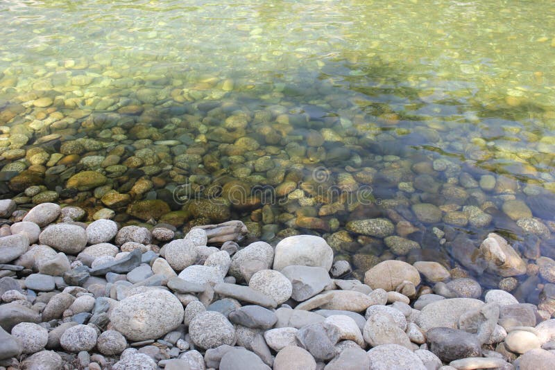 Rocas redondas del río imagen de archivo. Imagen de guijarro - 9211299