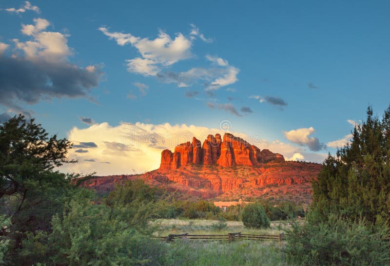 Rocas rojas foto de archivo. Imagen de rojo, nube, escénico - 101242676