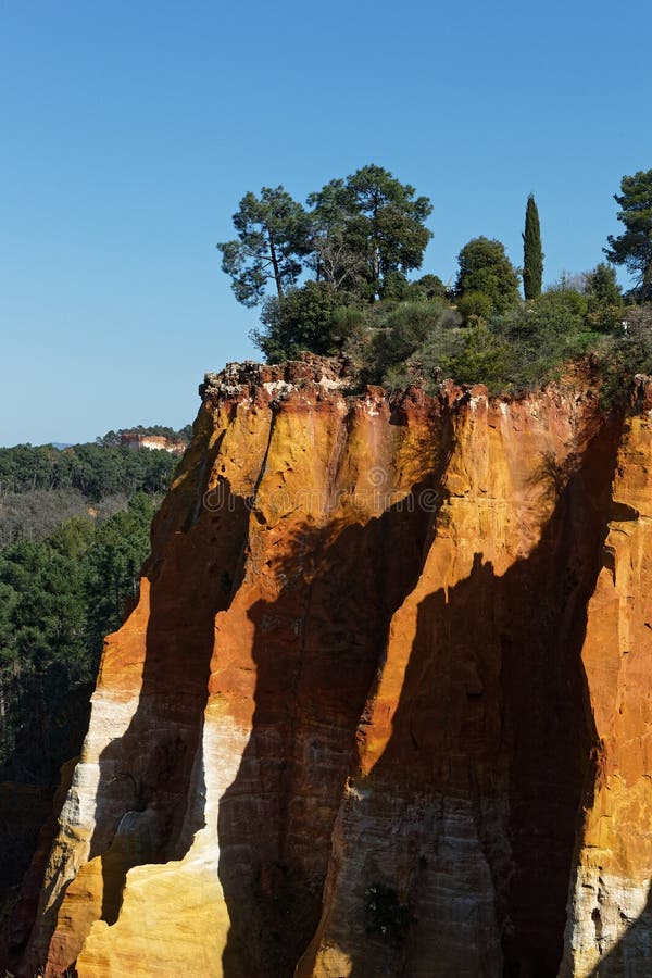 Rocas rojas de Luberon foto de archivo. Imagen de cubo - 114085704
