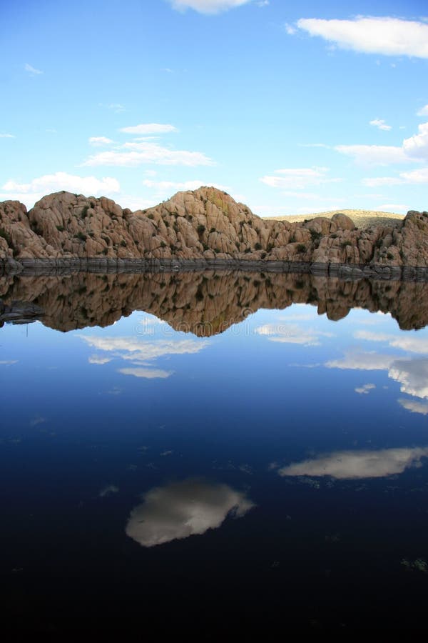 Rocas Y Cielo Que Reflejan En El Lago Imagen de archivo - Imagen de ...