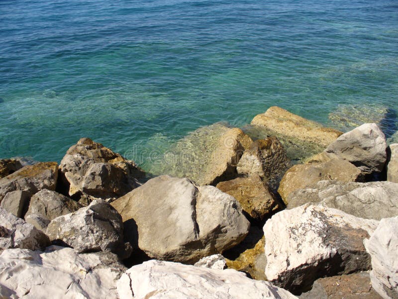 Rocas y el mar foto de archivo. Imagen de relajado, vacaciones - 1062274